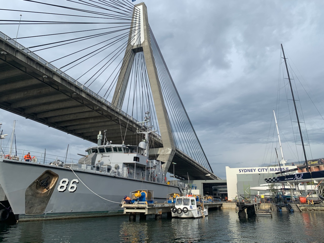 Sydney City Marine has successfully docked and undocked HMAS Diamantina