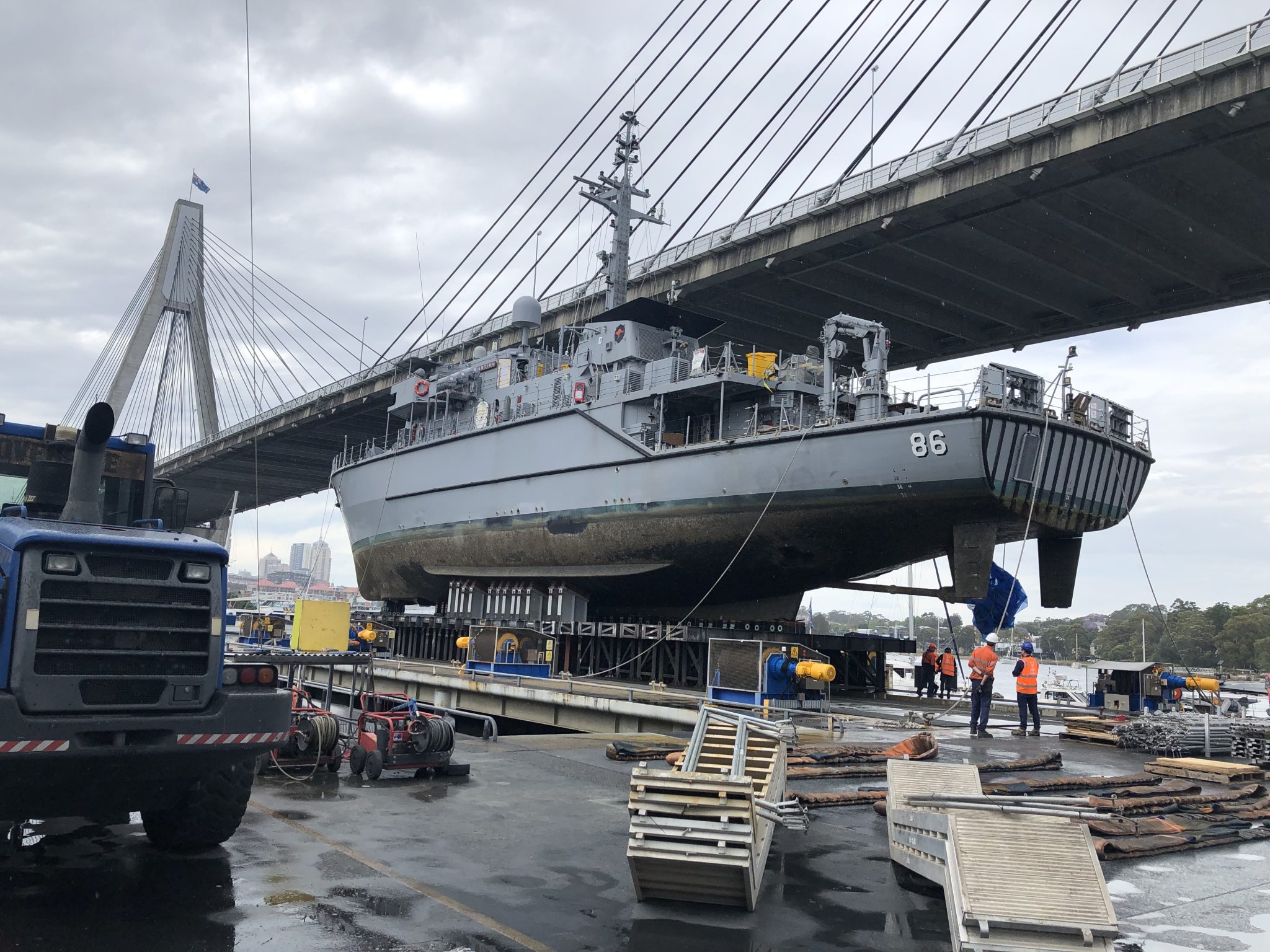 Sydney City Marine has successfully docked and undocked HMAS Diamantina