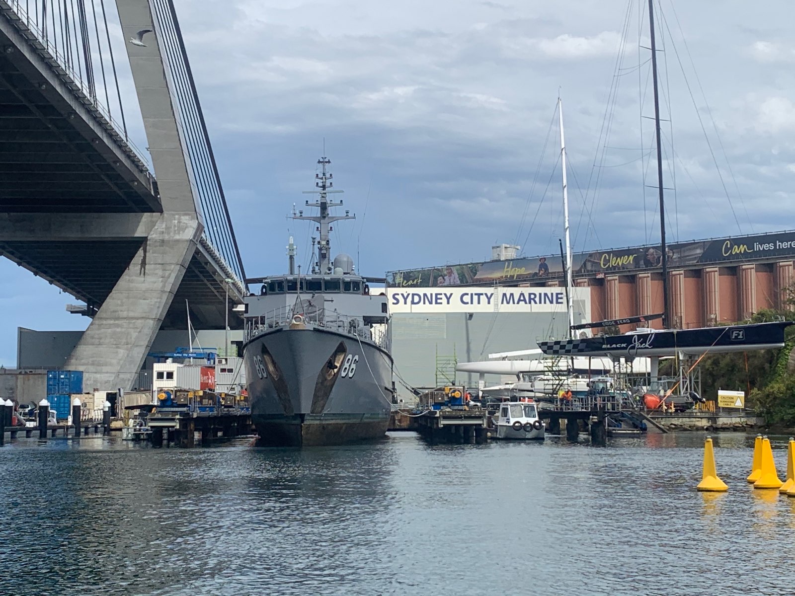 Sydney City Marine has successfully docked and undocked HMAS Diamantina